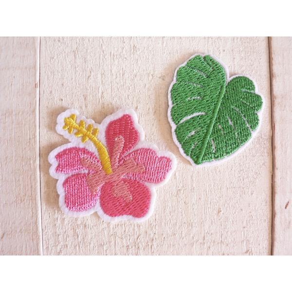 アイロン貼り付けタイプのワッペンです。【サイズ】モンステラ　4×3.7cm　ハイビスカス　5×4.5cm実測のため、多少の誤差はご了承ください。※注意※輸入品のため、小さなほつれや、糸の縫い込などが見られる場合がございます。アイロンで貼れま...