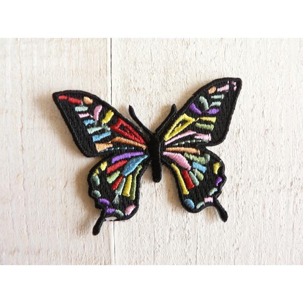 アイロン貼り付けタイプ【サイズ】約４．６×６．０cm※注意※輸入品のため、小さなほつれや、糸の縫い込などが見られる場合がございます。アイロンで貼れますが、生地によっては剥がれる場合がありますので、必要に応じて縫い付けるなどの処理をお願いいた...