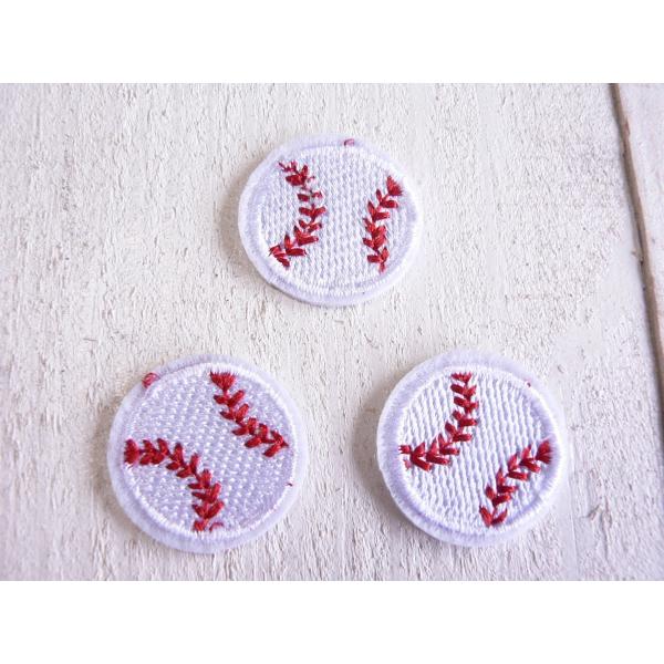 ワッペン　アイロンワッペン　野球ボール　野球　スポーツ ミニミニ　3枚セット　白入園、入学の準備にいかがでしょうか？直径2.1cm※注意※輸入品のため、小さなほつれや、糸の縫い込などが見られる場合がございます。アイロンで貼れますが、生地やロ...