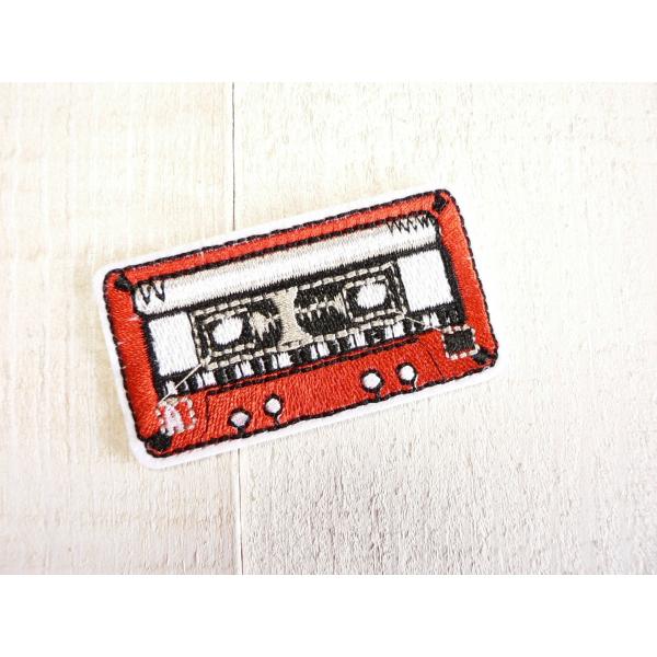 アイロン貼り付けタイプ【サイズ】約3.4×6.4cm※注意※輸入品のため、小さなほつれや、糸の縫い込などが見られる場合がございます。裏面のアイロンシートが黒っぽくなっている場合があります。アイロンで貼れますが、生地によっては剥がれる場合があ...