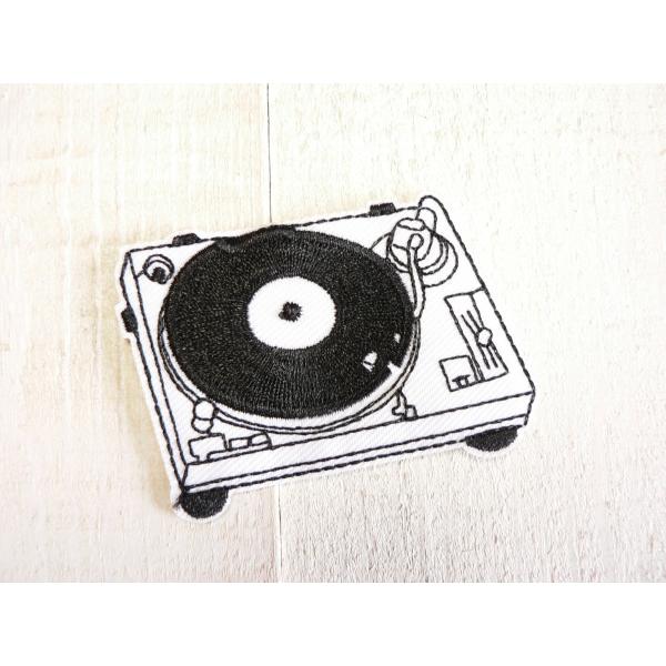 アイロン貼り付けタイプ【サイズ】約5.5×7cm※注意※輸入品のため、小さなほつれや、糸の縫い込などが見られる場合がございます。裏面のアイロンシートが黒っぽくなっている場合があります。アイロンで貼れますが、生地によっては剥がれる場合がありま...