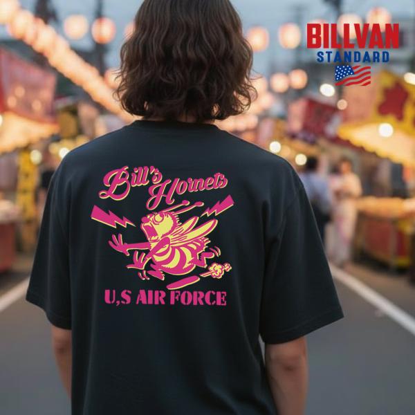 オールドライクなアメカジスタイルをコンセプトに掲げるアメカジブランド「BILLVAN（ビルバン）」より、ヴィンテージ・ノーズアート風グラフィックTシャツのご紹介です♪■サイズ/着丈/身幅/肩幅/袖丈■（M）/69cm/52cm/46cm/2...