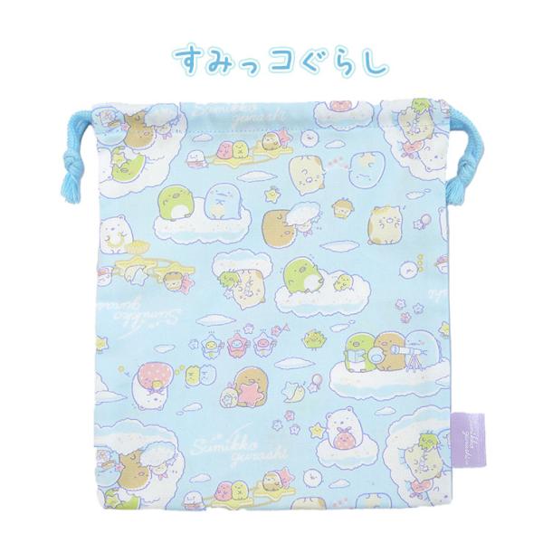 【発売日：2023年01月27日】すみっコぐらしの「しろくま」や「とかげ」「ねこ」たち、人気キャラクターが勢揃いした巾着袋が登場！ブルーカラーの生地に、たくさんのすみっコたちが描かれていて、可愛らしさ満点♪普段使いはもちろん、お子さまへのプ...