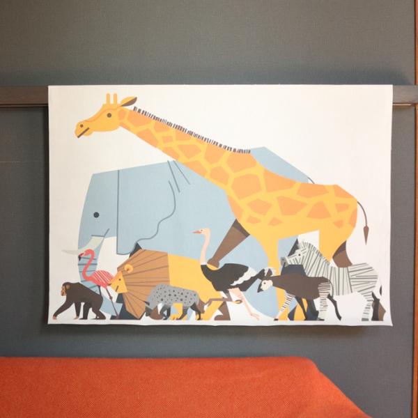 布ポスター☆布だからこそ実現する、アートとナチュラルな質感のコラボ。たたんで保管もできます。北欧風なタッチで描かれたどうぶつたちがとってもおしゃれ！構図やカラーコントラストが印象的で、絵本の部屋などのかわいらしいアクセントになります。■サイ...
