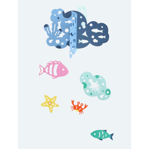 日本生まれのマニュモビール紙と糸のみで作られ、日本らしい優しさと温かみに溢れています。軽量なので取付けも簡単。万が一落ちても安全です。「海の仲間たち」は、あぶくの部分は 立体で、ところどころに空いた穴から光が通ると影が浮き立ちます。イラスト...