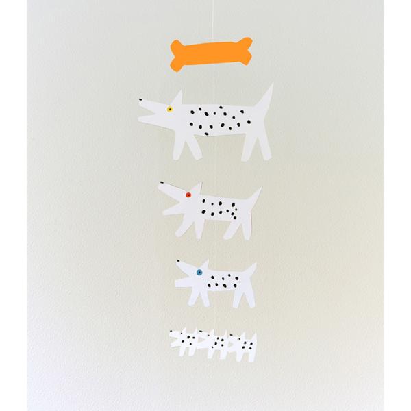 日本生まれのマニュモビール紙と糸のみで作られ、日本らしい優しさと温かみに溢れています。軽量なので取付けも簡単。万が一落ちても安全です。絵本作家の高畠純先生と一緒に、モビールを製作しました。タイトルは「モビールいぬ」高畠先生といえば、ゴリラや...