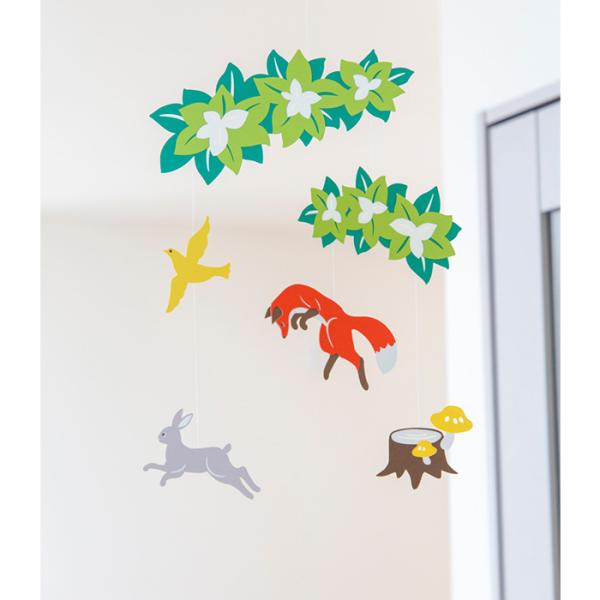 日本生まれのマニュモビール紙と糸のみで作られ、日本らしい優しさと温かみに溢れています。軽量なので取付けも簡単。万が一落ちても安全です。野を駆けるウサギさんや、小躍りしているキツネさんなど森の動物たちがにぎやかなこちらのモビール。眺めていると...