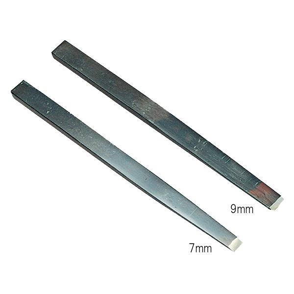 伝統的な和本の帙（収納ケース）を作るのには欠かせない道具です。鋼鉄製で平ひもを通すための平らな穴が空けることができます。穴をあけるときは目打叩きを使うと便利です。材質：鋼製サイズ：刃先 7mm・9mm × 長さ 158mmこの商品はメール便...