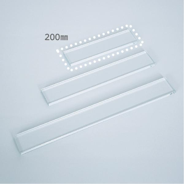 巻き物などのロール状の物を安定して開いて展示するのに便利なウエイトです。高透過ガラスが展示物を自然な状態で見せてくれます。材質：t.10 高透過ガラスサイズ：W.200 × D.50 × t.10 mm関連キーワード：けさん 重し ページ ...