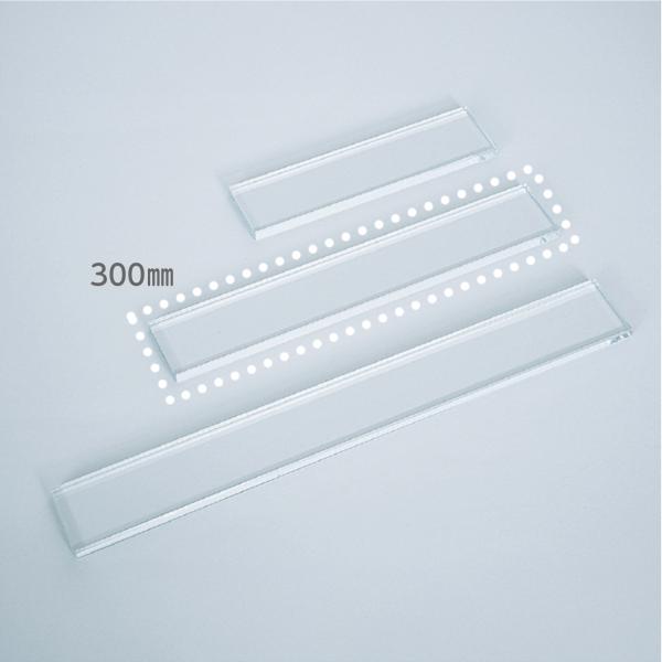 巻き物などのロール状の物を安定して開いて展示するのに便利なウエイトです。高透過ガラスが展示物を自然な状態で見せてくれます。材質：t.10 高透過ガラスサイズ：W.300 × D.50 × t.10 mm関連キーワード：けさん 重し ページ ...