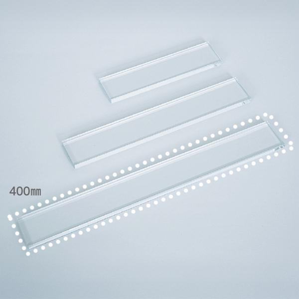 巻き物などのロール状の物を安定して開いて展示するのに便利なウエイトです。高透過ガラスが展示物を自然な状態で見せてくれます。材質：t.10 高透過ガラスサイズ：W.400 × D.50 × t.10 mm関連キーワード：けさん 重し ページ ...