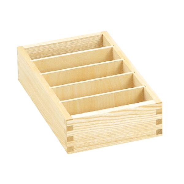 分類順、アルファベット順、五十音順など、カードを分けるための仕訳器です。サイズ：W 150 × D 250 × H 60 ｍｍ 内寸サイズ：W 130 × D 42 × H 56 ｍｍ材質：タモ材 クリアラッカー塗装 5仕切　仕切板抜差自由...