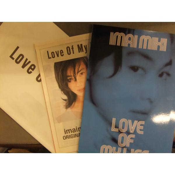 表紙に少しのスレキズなどがある以外は特に目立つ大きなダメージはなく、ページ自体は使用感のないキレイな状態です。