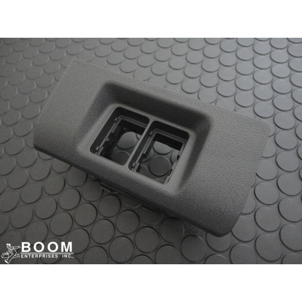 TOYOTA純正パーツベース スイッチホール品番:55446-26050-B0（取付説明書はありません。）【※備考】適合確認・流用情報・取付方法に関してのサポートは行っておりません。恐れ入りますが、お客様ご自身でお調べいただけますようお願い...