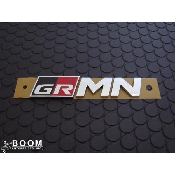 TOYOTA純正パーツGRMNエンブレム（GRMNヤリス フロント用）補修用、他車への流用や加工用などに。品番:75310-52060サイズ(約):横130mm x 縦29mm※ネコポス発送のため、配達日時の指定はできません。商品はポスト投...