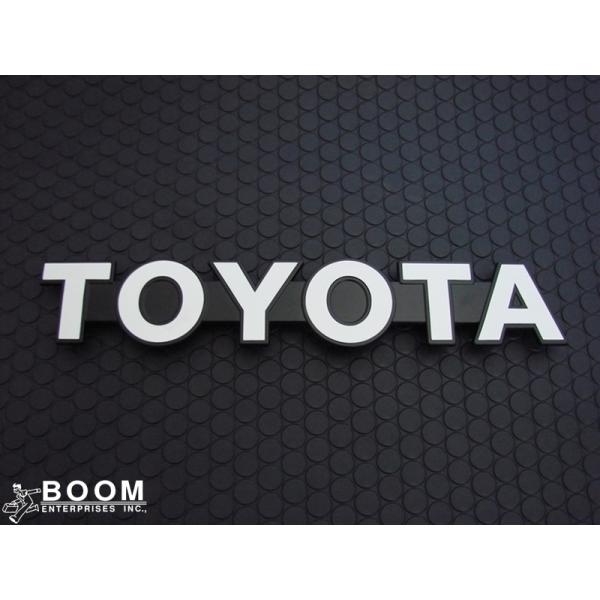 TOYOTA純正パーツフロントTOYOTAエンブレム補修用、他車への流用や加工用などに。品番:75311-90K00サイズ（約）:横360mm x 縦60mm（ローマ字のO部分のみ64mm）　　　　　　 x 厚み5mm（裏側の突起部分は含み...