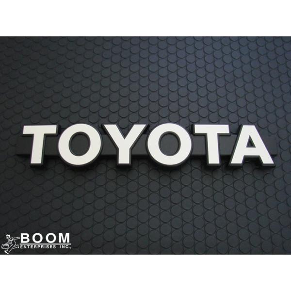 TOYOTA純正パーツフロントTOYOTAエンブレム補修用、他車への流用や加工用などに。品番:75316-90A00サイズ（約）:横388mm x 縦67mm（ローマ字のO部分のみ70〜71mm）　　　　　　 x 厚み12mm（裏側の突起部...