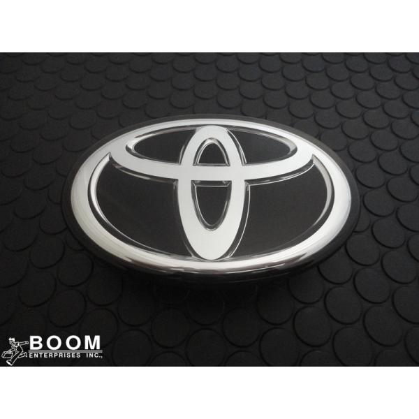 TOYOTA純正パーツGR/GRスポーツ トヨタマーク エンブレム補修用、他車への流用や加工用などに。 品番:75403-28050サイズ(約):横130mm x 縦89mm【※備考】適合確認・流用情報・取付方法に関してのサポートは行ってお...