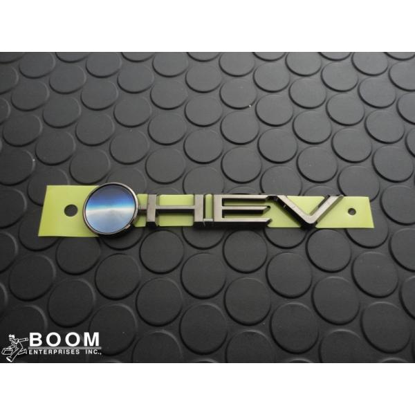 TOYOTA純正パーツHEVエンブレム ブラッククローム補修用、流用や加工用などに。品番:75440-30130サイズ(約):横100mm x 縦14mm（○部分 22mm）形状:エンブレムは若干、湾曲してます。【※備考】適合確認・流用情報...