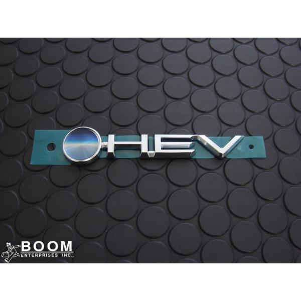 TOYOTA純正パーツHEVエンブレム（40系アルファード/ヴェルファイア）補修用、流用や加工用などに。品番:75440-V2010サイズ(約):横100mm x 縦14mm（○部分 22mm）備考:エンブレムの形状は若干、湾曲してます。※...