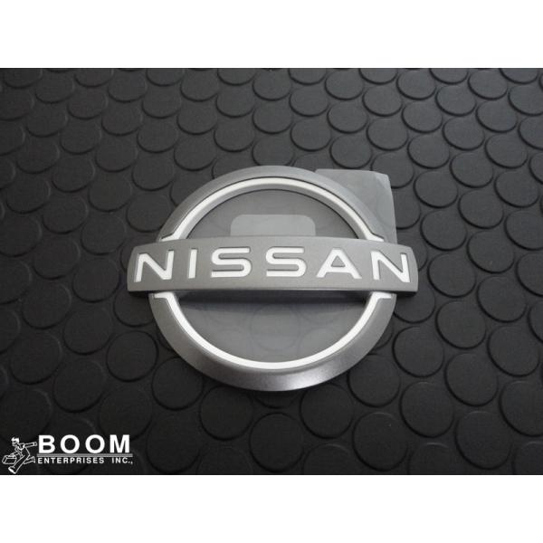 NISSAN純正パーツ新デザイン CIマーク ニッサンマーク エンブレム（2022(令和4)年10月〜 スカイライン リア用）補修用、他車への流用や加工用などに。 品番:84890-6HN0Aサイズ(約):横99mm x 縦80mm形状:ト...