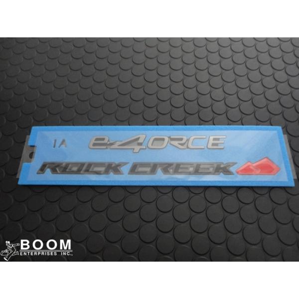 NISSAN純正パーツe-4ROCE ROCK CREEK エンブレム2025(令和7)年9月〜 エクストレイル ロッククリーク リア用補修用、他車への流用や加工用などに。品番:90898-1A30A【※備考】適合確認・流用情報・取付方法に...