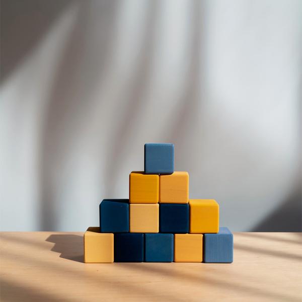 【I am Ukraine series】ウクライナ国旗の青は晴れた空、黄色は一面の小麦畑を意味しており、またウクライナは自由と勇気の象徴であり続けてきました。ーーーーーーーーーーーーーーーーー木製のカラーブロックセットは、子どもたちにとっ...