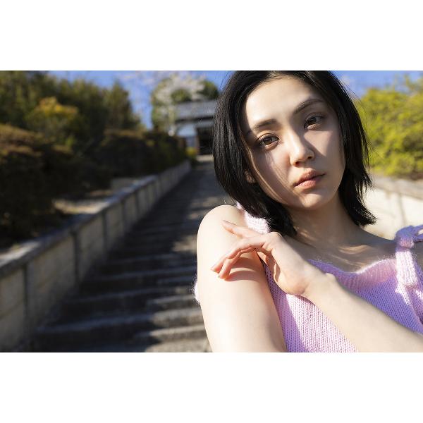 【発売日：2026年06月26日】※商品画像はイメージや仮デザインが含まれている場合があります。帯の有無など実際と異なる場合があります。山谷花純出版社:KADOKAWA発売日:2026年06月26日キーワード:山谷花純写真集遠距離、現在此。...