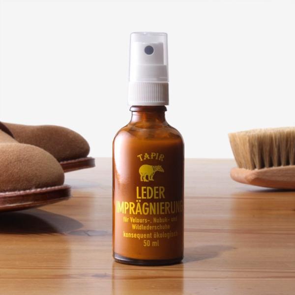 皮革に撥水性を与える液体状のワックスです。撥水性にフォーカスしたネーミングですが皮革に栄養も与えてくれます。表革（スムースレザー）のみでなく、起毛革（スエード、ベロア、ヌバック）の保護・撥水にもおすすめです。ワックスに含まれる天然のオイル成...