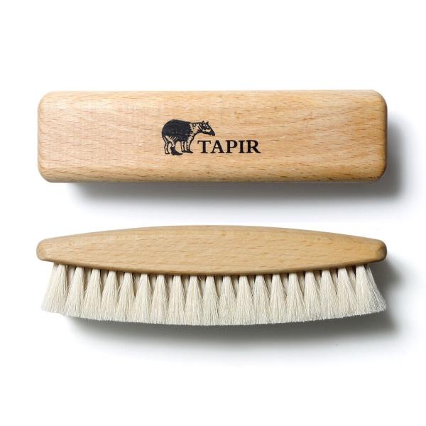 ブナ材のハンドルにとても柔らかい山羊毛をたっぷり植毛したタピール（Tapir）艶出しブラシは、ナチュラルな質感が魅力です。ブナ材はドイツ南西部のシュバルツバルト（黒い森）の計画植林材を採用し、タピールのケア用品と同じ品質の亜麻仁油を仕上げ材...