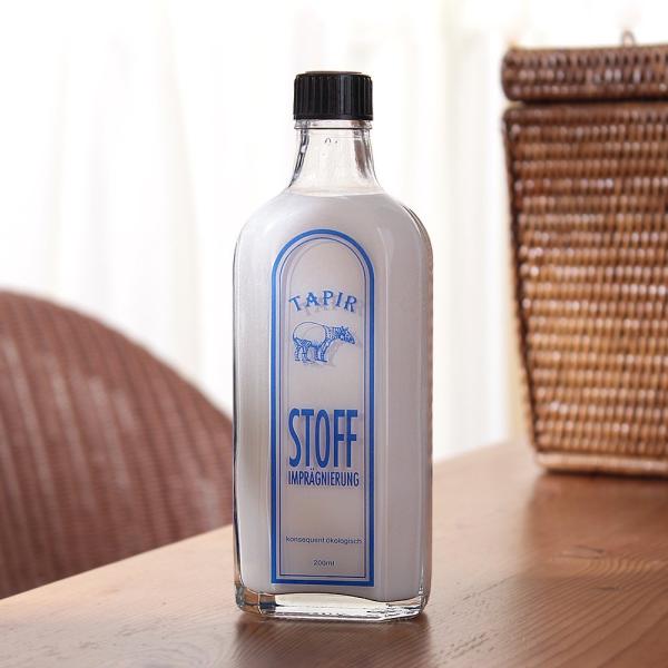 布製品のための天然防水ワックスです。布に塗り込むことで、水や汚れがつくのを防いでくれます。布製の上着やアウトドア用品の防水に最適なワックスです。乳液タイプは、立体的な形のものや縫い目や生地が重なっているところにも使いやすく、室内でも気軽に使...