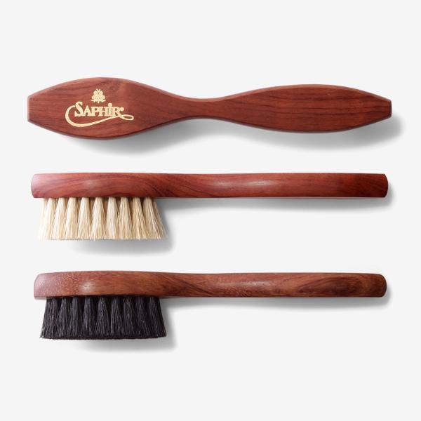 手に持ちやすいハンドルタイプのブラシです。ほこり、汚れ落とし、スエードのお手入れに使用すると便利です。適度なコシがある豚毛で毛足も比較的長め、細かい部分にも届きやすく、持ちやすいハンドルのフォルムも使いやすさのポイントです。■サイズ ： 本...