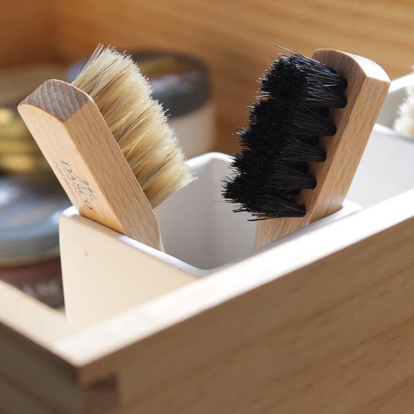 クリーム塗布用のミニブラシです。ホコリがたまりやすいコバ部分など細かい部分のお手入れや、起毛革のお手入れにもおすすめです。滑らかなフォルムで持ちやすいハンドルは使いやすさ抜群。毛のカラーは2種類あるので、黒い毛の「ブラック」は黒い靴用、ナチ...