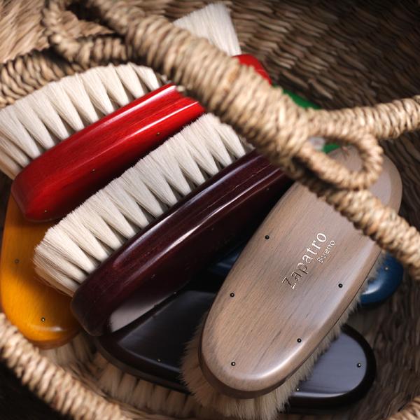 上質なヤギ毛を使用し、職人が丁寧に手植えで製作した本格派の靴ブラシ。やわらかいヤギ毛は仕上げの艶出しに最適。鏡面磨きやコードバンの磨き上げにもおすすめです。伝統工芸ブラシの世界に、新風を吹き込む。それがこのサパトロブエノ ブラシです。靴磨き...