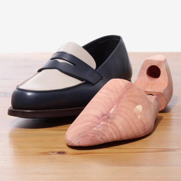 英国老舗シューメーカーの代表的なスリッポンシューズのラストをベースに製作された、オックスフォードタイプの靴に特化したシュートゥリーです。とても汎用性の高い木型なので、他ブランドのあらゆるスリッポンシューズにもマッチします。甲部全体がしっかり...