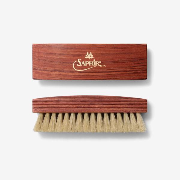 サフィール ノワールのブリストル ポリッシャーブラシは、革をマッサージしながら、靴クリームを塗りこんでいくのに最適です。コバ周りやステッチ、履きジワなどに入った余分なクリームを取り除き、均等に塗り広げてくれます。靴全体に靴クリームがまんべん...