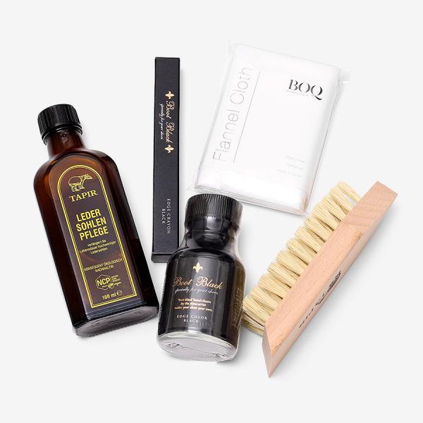 革靴の寿命は、ソールやコバのケアで大きく変わります。このセットなら、定期的なお手入れが驚くほどシンプル。レザーソールをオイルで整えた後、液体タイプのエッジカラーでキズや色落ちを補修し、蝋分リッチなエッジクレヨンでヒール全体をしっかり保護しま...