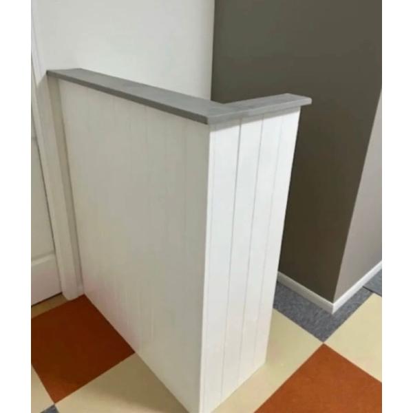 温もりのある天然木にオシャレな塗装を施しました。お店のカフェカウンターやレジカンター、受付カウンターとしてご利用ください。裏面は画像の通り上段のみ塗装しています。◆商品SIZE◆幅90cm×高さ120cm×奥行き38cm※裏面上段右奥に画像...