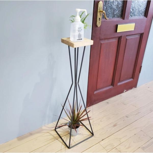 アイアンに丸みをつけたフォルムと、天板に向いてクビレラインを施したデザイン性の高いアルコールスタンドです。 天板には高級天然木のラバーウッドを使用しています。用途はさまざま、観葉植物を置いたり、お気に入りの小物をディスプレイしたりと色々なシ...