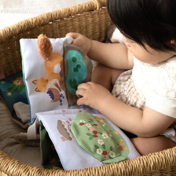 ふわふわな表紙やパリパリ、カシャカシャの手触り、横のタグなど赤ちゃんの大好きな仕掛けが詰まっています。カラビナ付きなので、ベビーカーやバッグに付けてお外でも楽しめます。お洗濯ができるので赤ちゃんが口に含んでも遊んでも清潔に保つことができます...