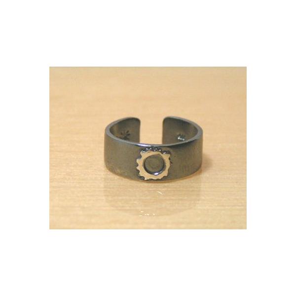 いぶしを入れて全体を黒く仕上げてあるので、使い込むといぶしがとれてユーズドの風合いが出てくるトゥリングです。ピンキーリングにも使用できます。サイズ　フリー素材　Ag925(SV925)リング幅6mm/厚さ1mm/納期　約1週間※完全ハンドメ...