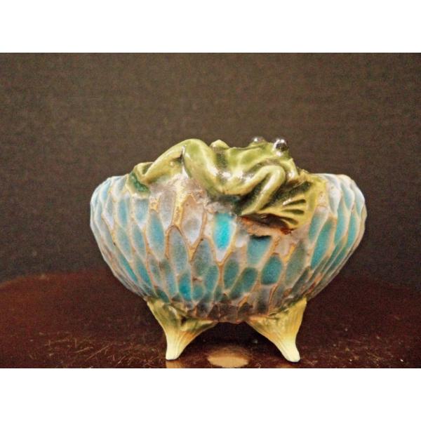 口径約75mm 高さ約45mm落款 正志蛙、周りのカット、足もすべて手作りです。釉薬の発色も見事です。