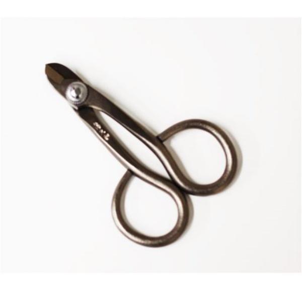 喜久和 フッソニッケルメッキ手打小鋏式針金切3256/F.N.P handmade wire cutter scissors typeサビに強い、フッ素ニッケルでメッキ加工しました。三条の職人が手作りしたはさみタイプの針金切です。小ぶりで使...