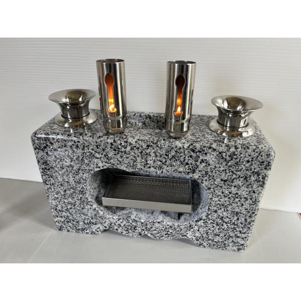 幅38ｃｍ　奥12ｃｍ　高20ｃｍ　重１6ｋｇ　白御影石当店人気商品にステンレスの風防が付きました。風の日も安心です。香炉水鉢一体型ステンレス花立　直径49mm,高さ185mm( ツバ下140mm),外径74mm