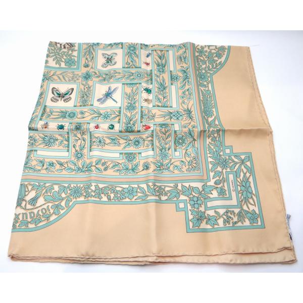 ★夏の宝石のような蝶やトンボなどの昆虫柄のエルメスのシルクスカーフです★ブランド名：エルメス商品名：カレ90 joyaux de lete 夏の宝石 シルクスカーフカラー：マルチカラー素材：シルク100％サイズ：W90×H89cm状態：AB...