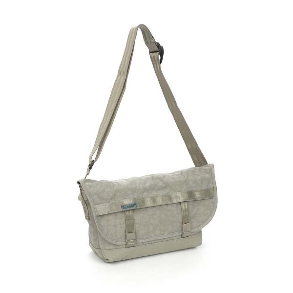 COURIER FLAP MSNGR 6L（クーリエ フラップ メッセンジャー 6L）荷物を運ぶための機能と背負いやすさ、そしてどこでも使えるカジュアルさを追求し完成したCOURIER FLAP MSNGR 6L。そのシンプルさからは想像付...