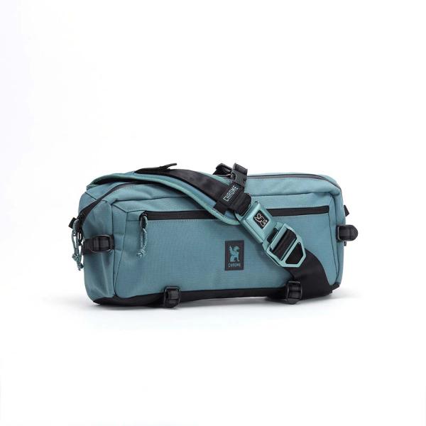 CHROME クローム KADET カデット STEEL BLUE BG196STLB KADET（カデット）ICONIC SEATBELT BUCKLE SLING。KADET（カデット）はバッグの原点に立ち戻り、都市生活で必要とされる物...