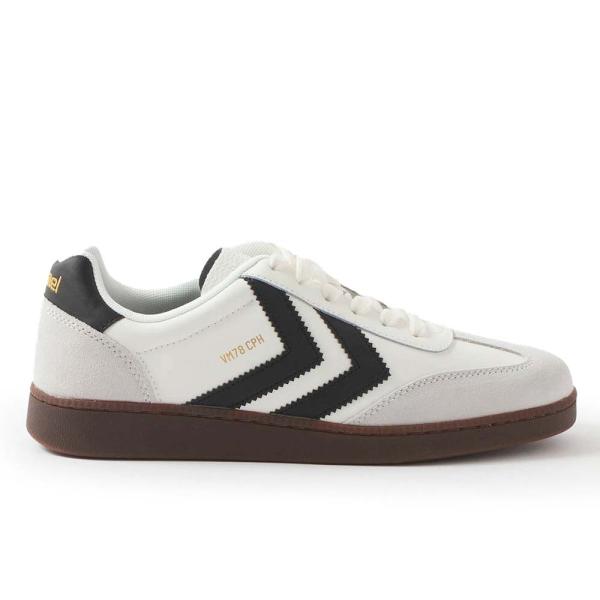 VM78 CPHは、1978年にデンマークコペンハーゲンで開催されたハンドボールの世界大会に向け開発されたハンドボールシューズを現代風にアレンジ。スエードとナイロンの異素材ミックスに、象徴的なシェブロンラインをプラス。ブラックベースにホワイ...