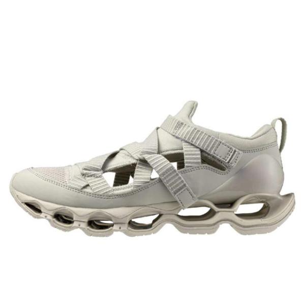 WAVE PROPHECY STRAPのアッパーデザインは、陸上のスプリントスパイクから想起させている。特徴的なアッパーのデザイン、パターンは、ミズノのスプリントスパイクのフィッティング理論に基づき、ポイントを締め上げ、ワンアクションでフィ...