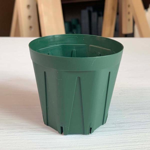 スリット鉢と言えばコレ！と言うくらい有名で広く使用されている鉢です。鉢底にスリットが入る事で根が巻くのを防ぎ、鉢内の土を容量いっぱいまで使用できます。多数の植物を育てる際に特にオススメです。中でも２号サイズ(CSM-60)は扱っているお店も...